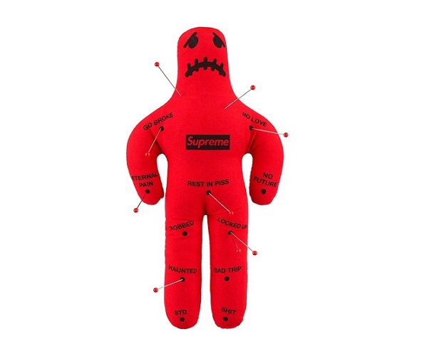 Новая коллекция Supreme продолжает радовать странными аксессуарами