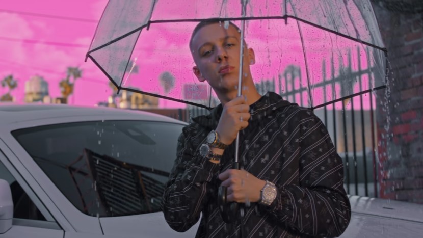 Деньги льются дождем в видео Aitch и AJ Tracey "Rain"