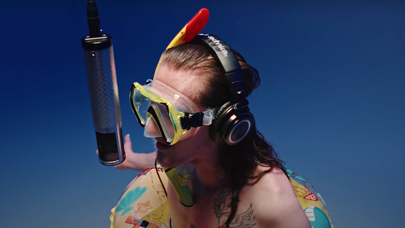 Новое лайв-видео Blago White стоит посмотреть ради его летнего лука