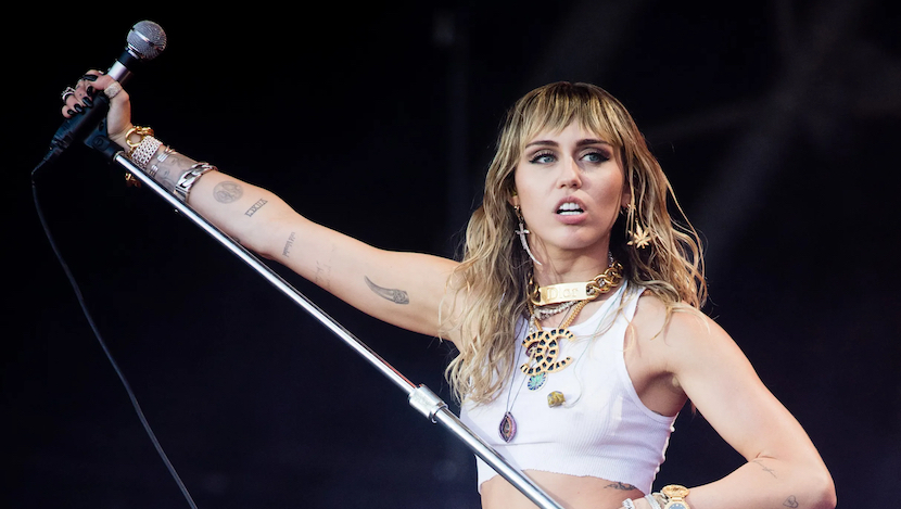 Miley Cyrus и Элтон Джон перепели "Nothing Else Matters" группы Metallica